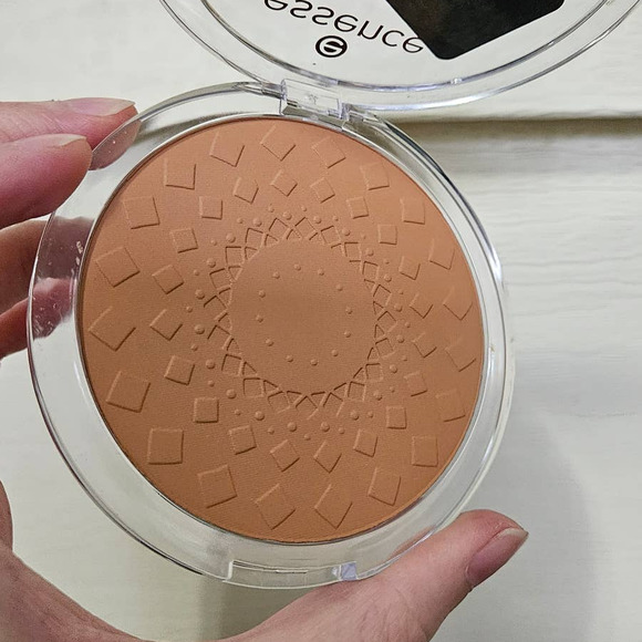 Young Essence | Makeup | New Essence Sun Club Matt Bronzing Powder ...